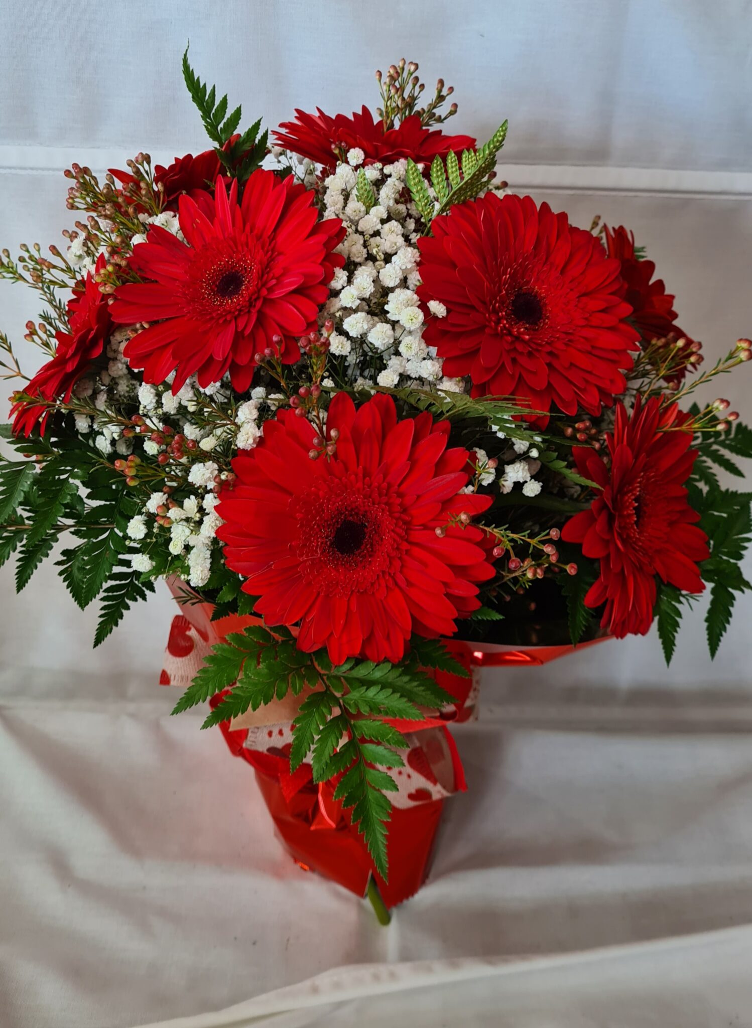Ramo con 12 gerberas de un solo color , paniculata, eucalipto cinerea y ...