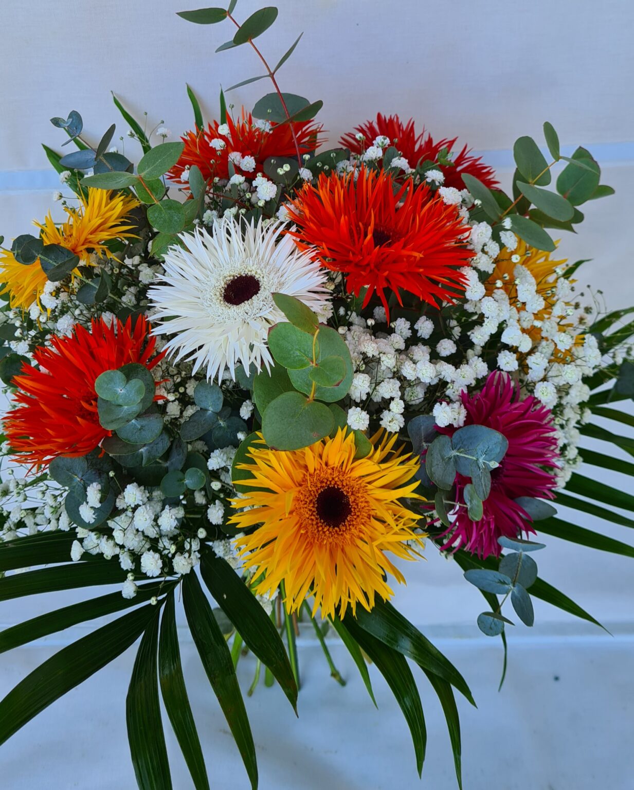 Ramo con 12 gerberas mixtas, paniculata, eucalipto cinerea y más ...